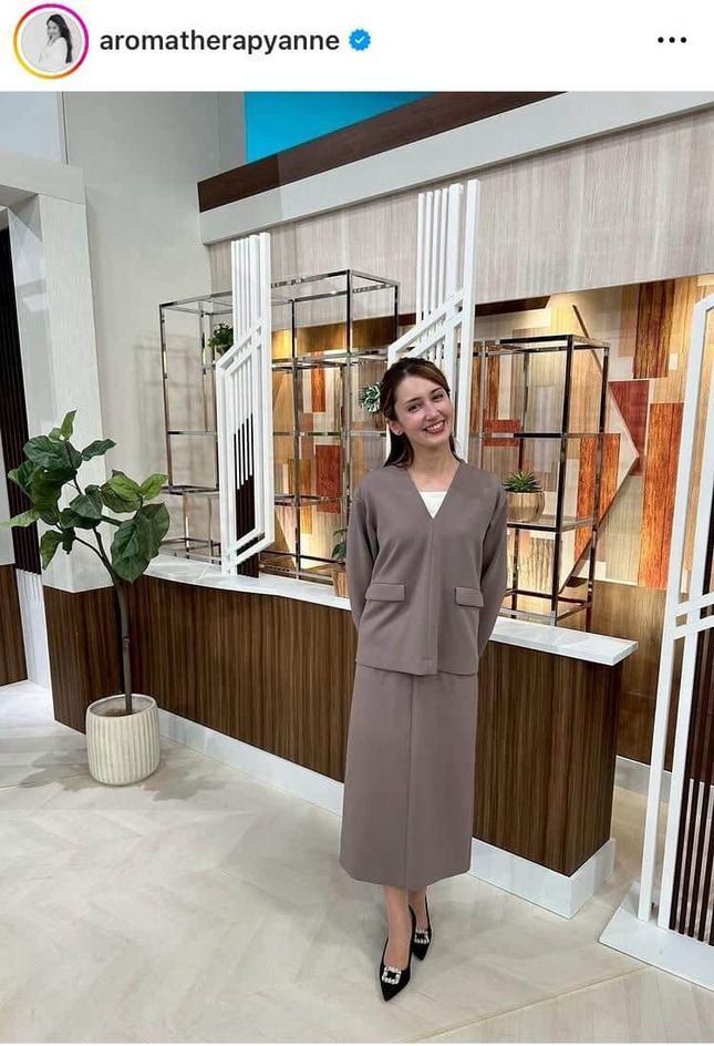 TBS「朝ズバッ！」で人気...美女アナウンサー、イブニングドレスで司会のお仕事 変わらぬ美貌で色気ダダ漏れ - トピックス｜Infoseekニュース