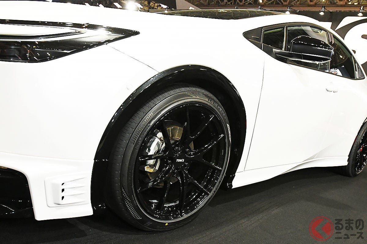 トヨタ新型「プリウス”スポーツ”」発表!? 24年春投入の迫力エアロ「ハイブリッドスポーツカー」トムス仕様に「めちゃカッコいい」の声集まる - 拡大写真｜Infoseekニュース