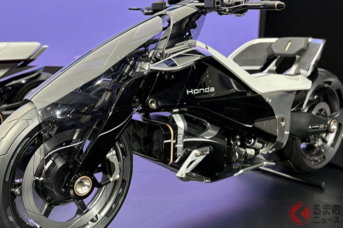 ホンダ「“新”コンセプトバイク」世界初公開！ “電動二輪駆動”だからできた“低いシート位置”に注目！ 「EV OUTLIER （アウトライヤー） Concept」市販化の可能性は ...