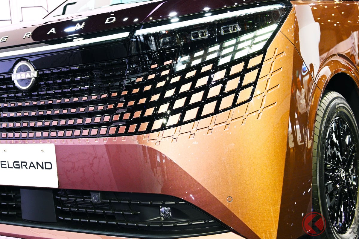 日産「新型エルグランド」世界初公開！ “高級ミニバンの皇帝”16年ぶり「フルモデルチェンジ」！ 強敵「アルファード」超えるデカさ×めちゃ美しい「和風デザイン」採用！ 2026年夏に発売へ ...